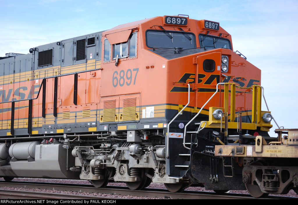 BNSF 6897 with her Sister BNSF 6892 behind her push a Hot Z eastbound as rear DPU's.